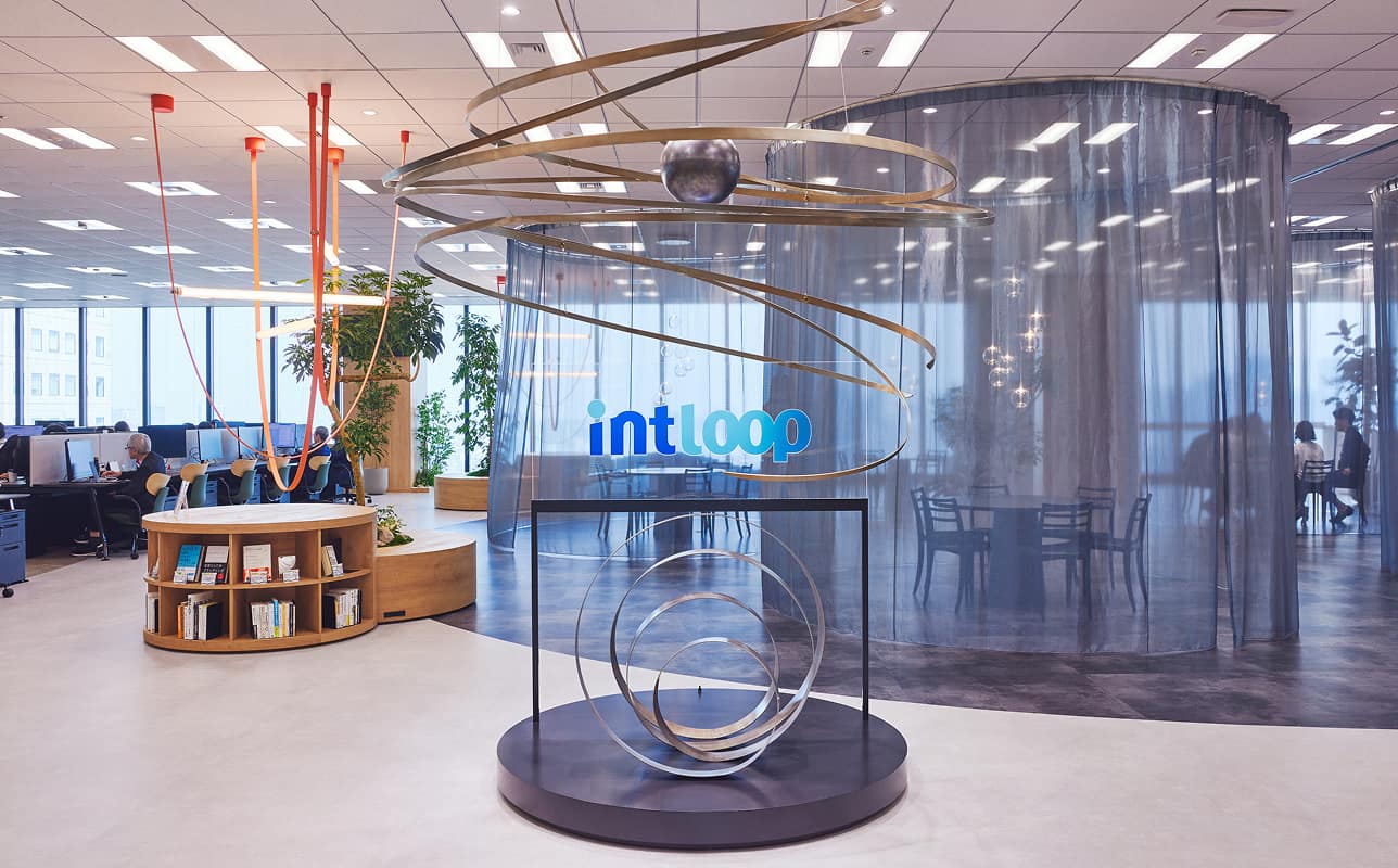 「ループ」を生み出すINTLOOPの新オフィス、働きやすさと創造性を実現｜社内カフェテリアがオープンし、オフィス紹介ページを公開 | INTLOOP株式会社